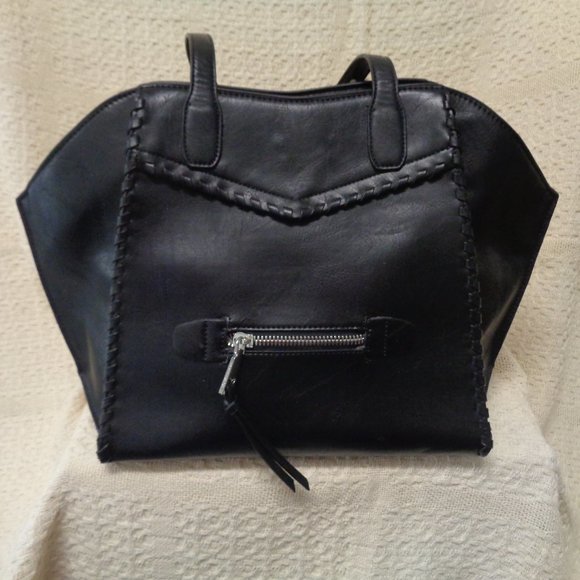 BCBGeneration | Bags | Bcbg Bag In Black With Plenty Of Inside Storage ...